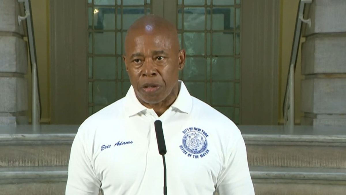 Watch CBS Evening News: NYC mayor blasts Texas governor as migrants ...