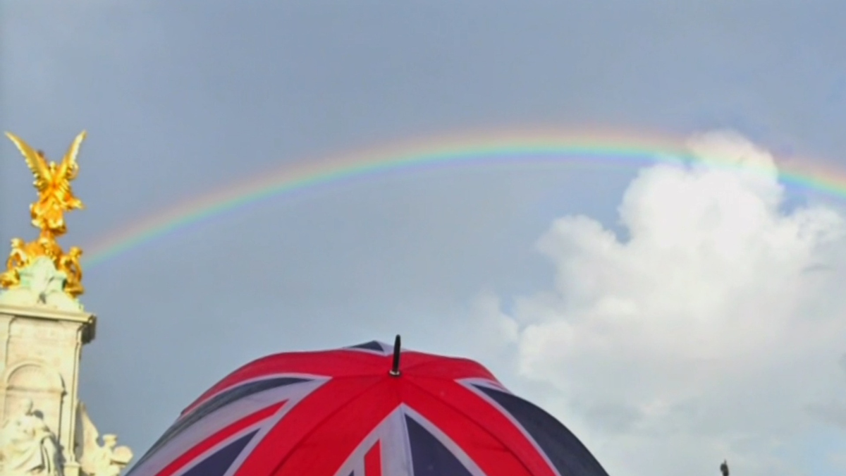 Watch Cbs Evening News Double Rainbow Appears Over Buckingham Palace