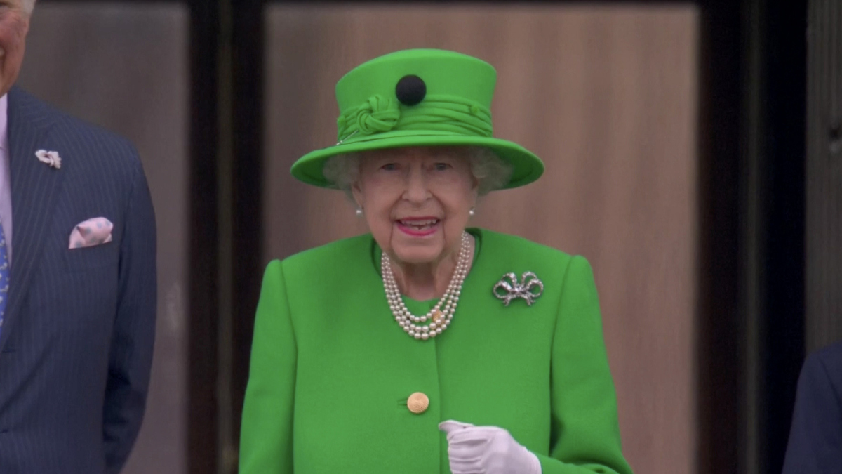Watch CBS Mornings: Crowds mourn the passing of Queen Elizabeth II ...