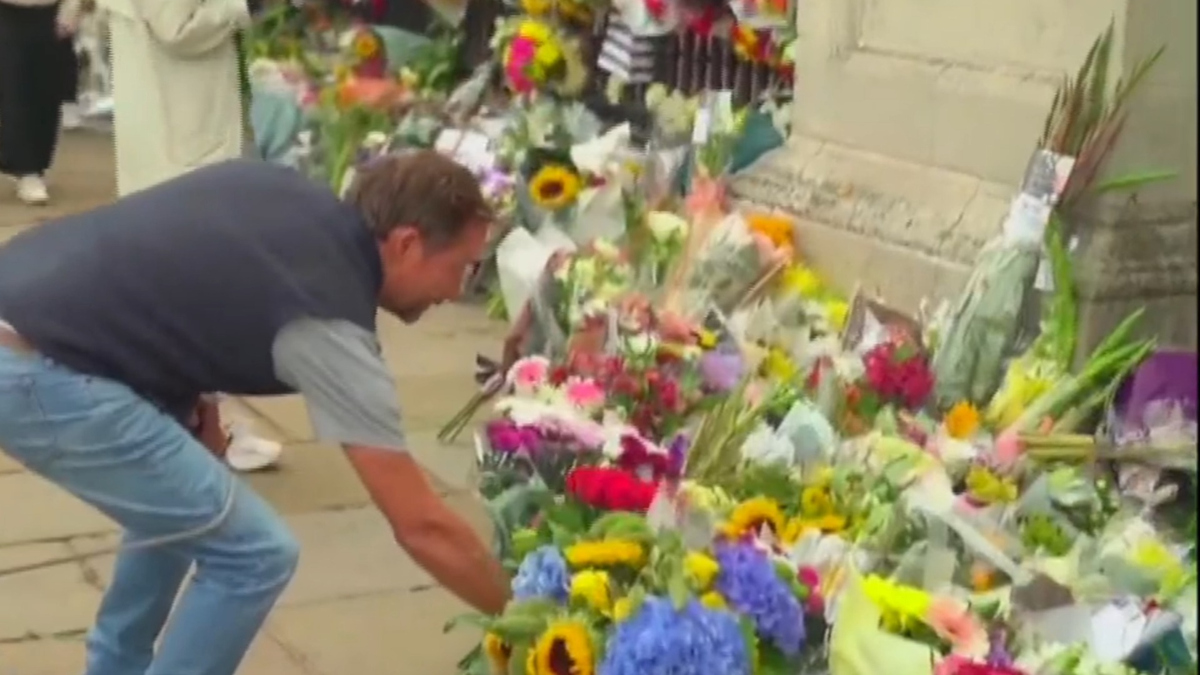 Watch CBS Evening News: British public pays tribute to Queen Elizabeth ...