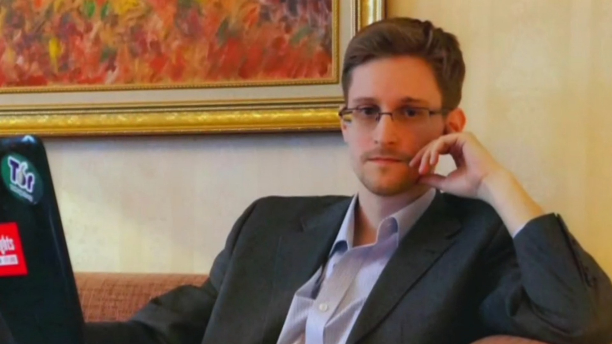 Watch CBS Evening News: Putin grants Edward Snowden citizenship in ...