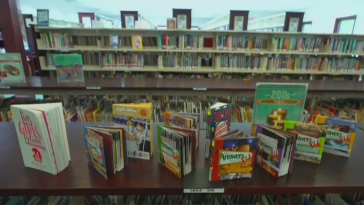 Watch CBS Evening News: Book bans in schools and libraries gain ...
