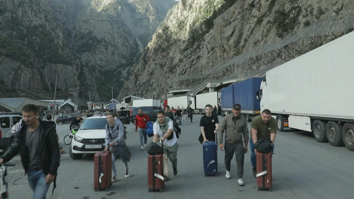 Watch Cbs Evening News Thousands Of Russians Flee To Georgia To Dodge