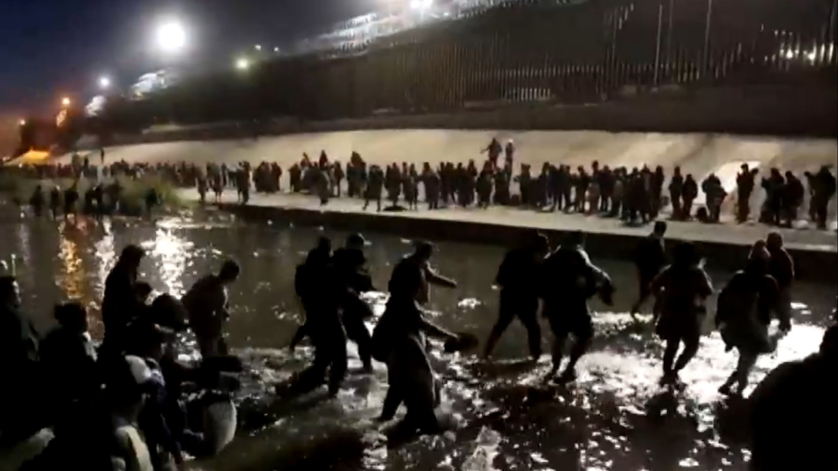 Watch CBS Evening News: Migrant influx at border as Title 42 nears end - Full show on CBS