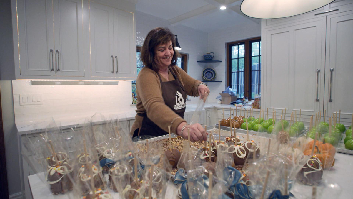 Watch CBS Saturday Morning Woman raises $10,000 selling candy apples ...
