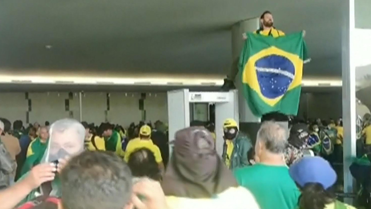 Watch CBS Evening News: Bolsonaro supporters storm Brazilian Congress ...