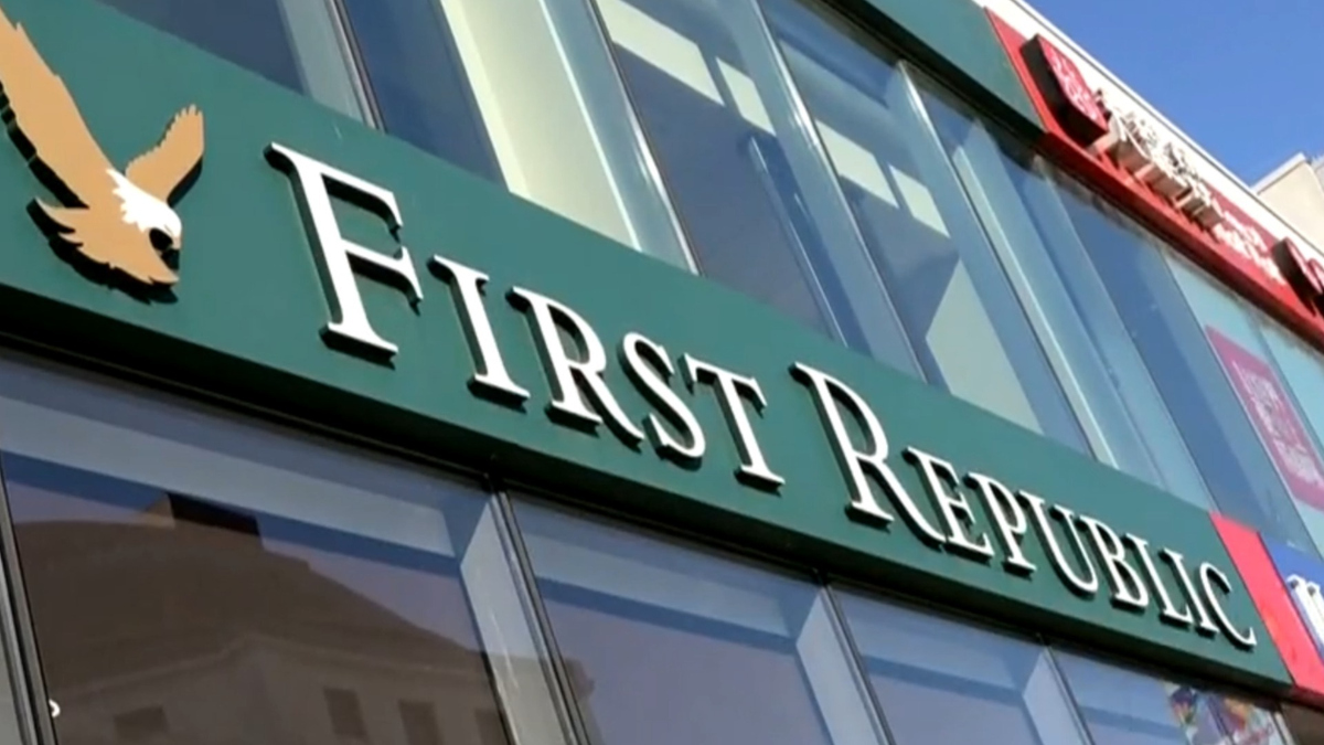 Watch CBS Evening News: Struggling banks cause unease on Wall Street ...