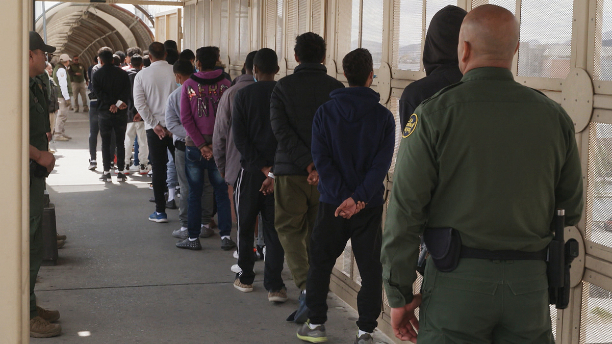 Watch 60 Minutes Overtime: The situation at the U.S.-Mexico border ...