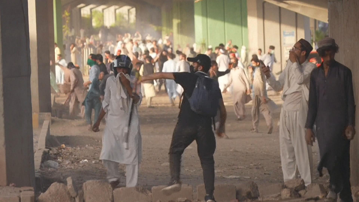 Watch CBS Mornings Protests in Pakistan as former PM is arrested ...