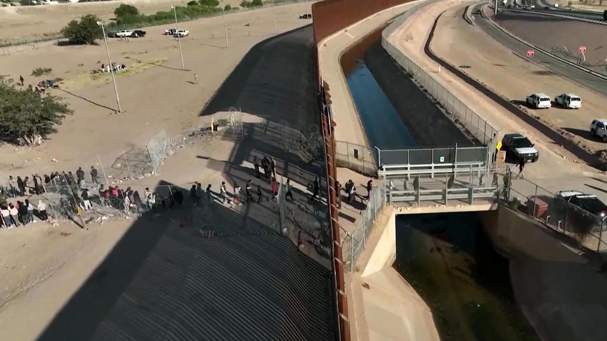 Watch Cbs Mornings Migrants Line Up At Border As Title 42 Ends Full