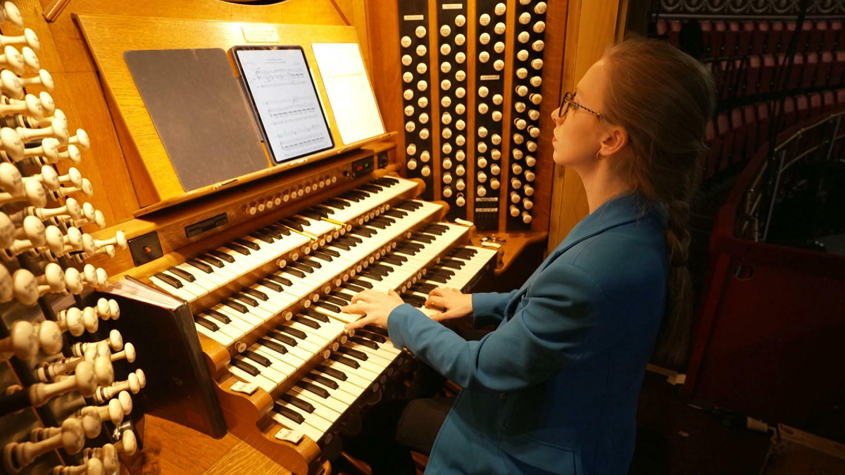 Watch CBS Saturday Morning Organist wows with midnight performances ...