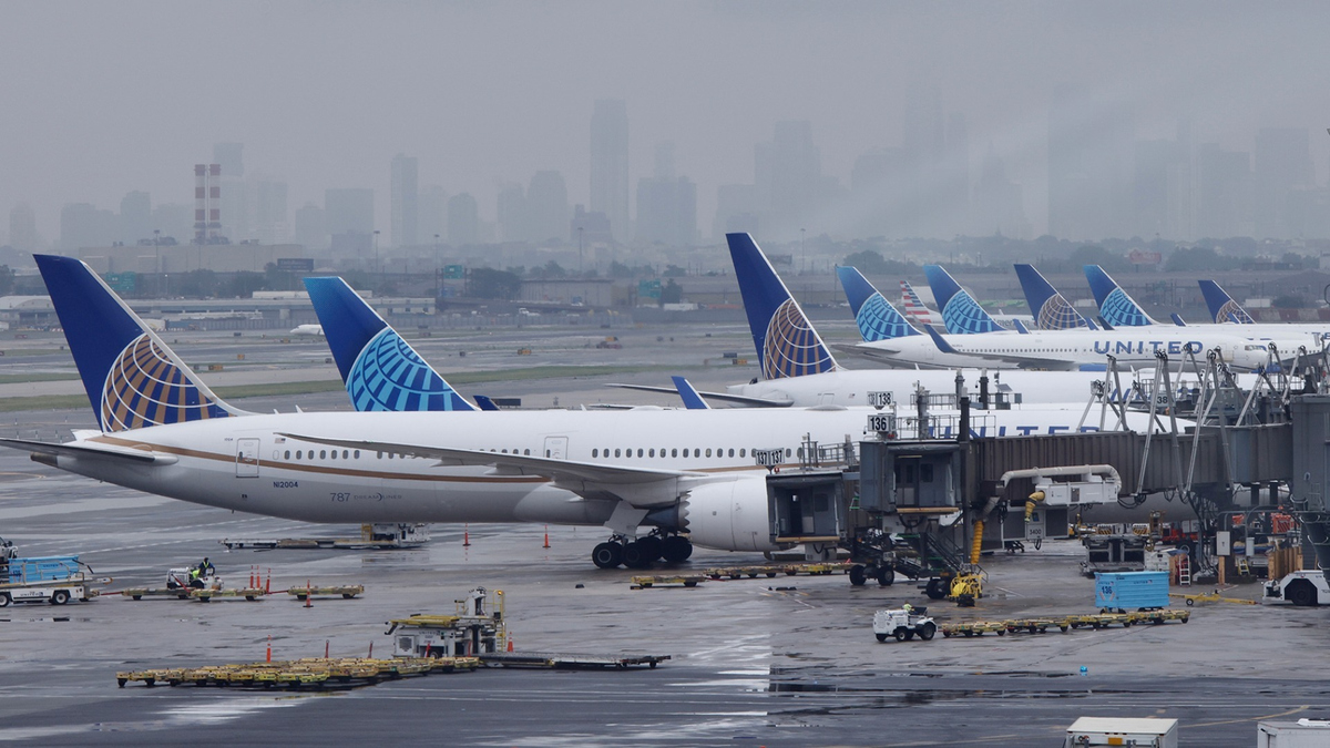 Watch CBS News Prime Time with John Dickerson: Thousands of flights ...