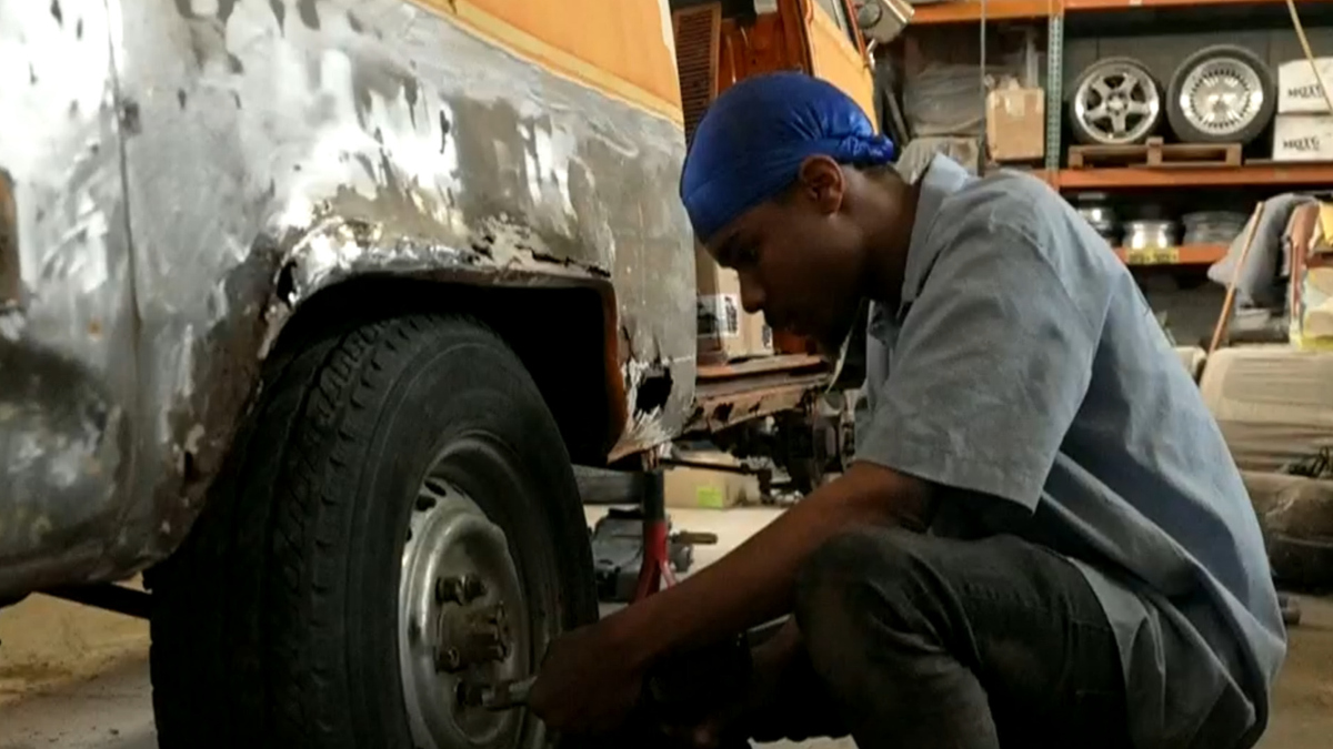 Watch CBS Evening News: Youth find purpose through classic car ...