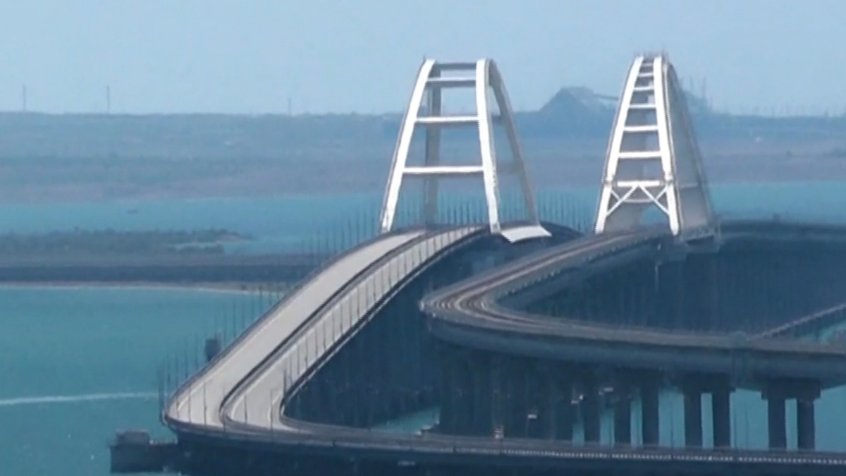 Watch CBS Evening News: Ukraine damages key Crimea bridge - Full show ...