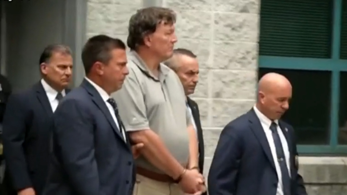 Watch CBS Evening News: Gilgo Beach investigation expands nationwide ...