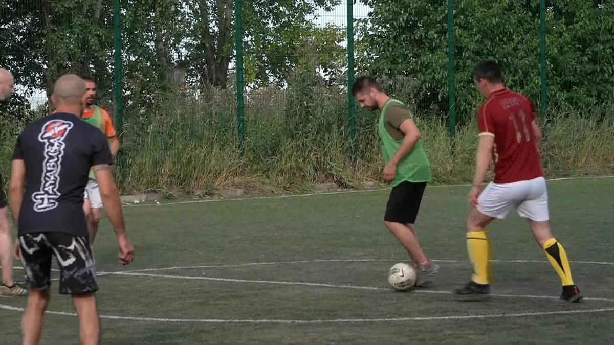 Watch CBS Saturday Morning: Ukrainian soldiers play soccer on front ...