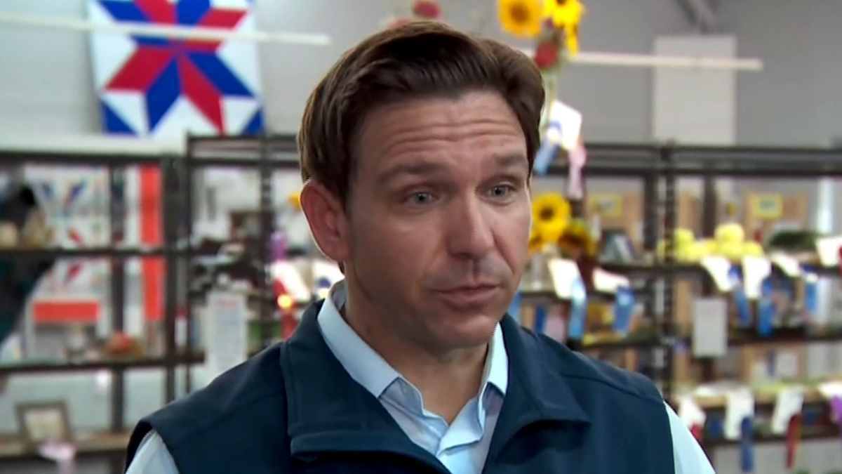Watch CBS Evening News: GOP candidates trade barbs on Iowa campaign ...