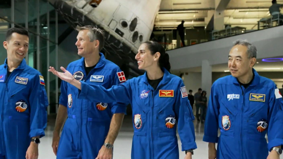 Watch CBS Evening News: 4 astronauts blast off for space station - Full ...
