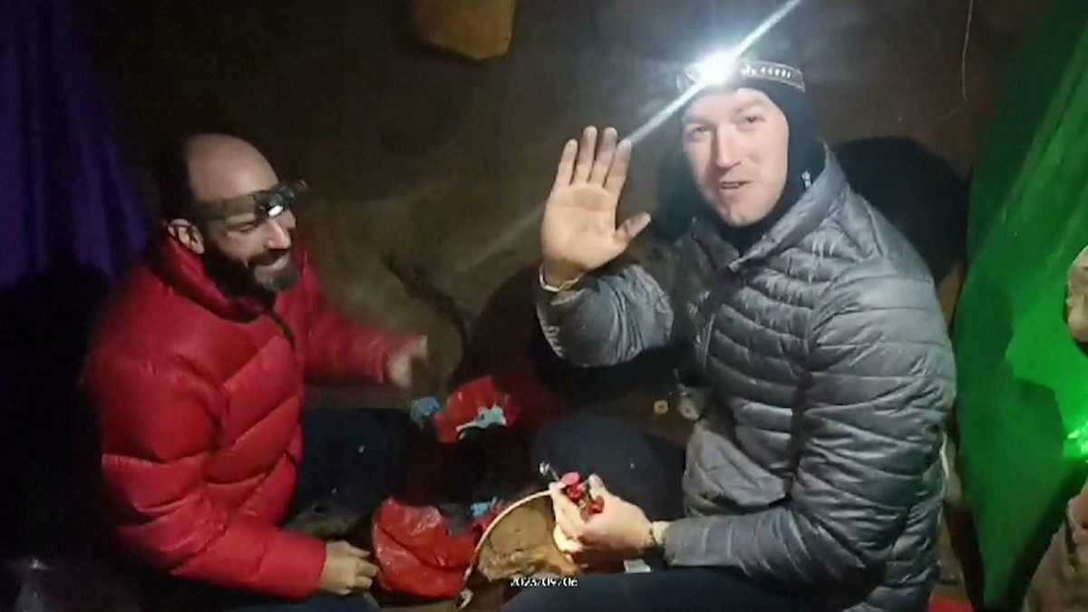 Watch CBS Mornings Cave rescuers bringing explorer to surface - Paramount+