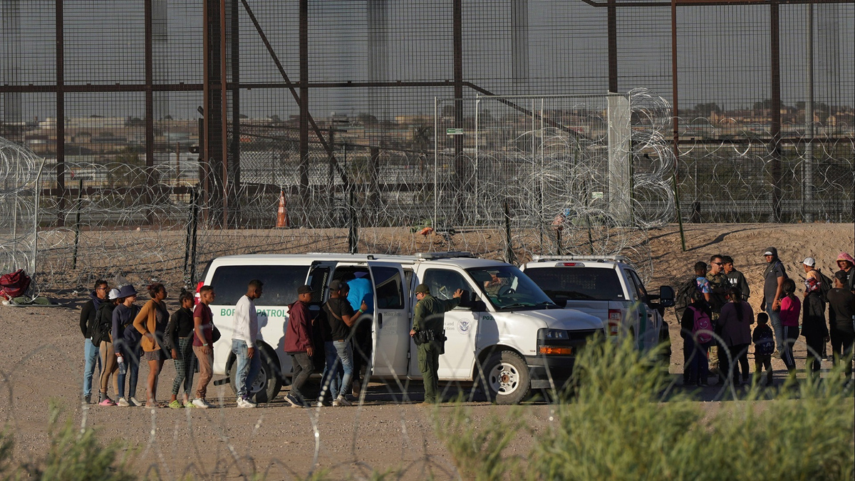 Watch CBS News Prime Time with John Dickerson: Will a border wall ...