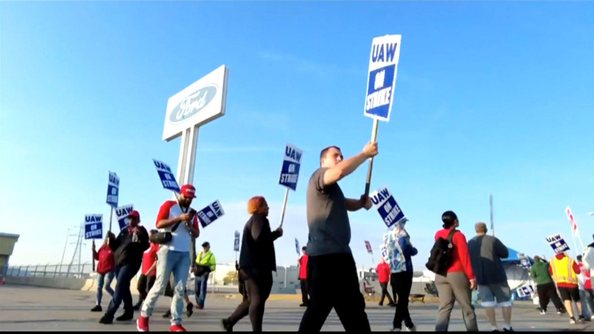 Watch CBS Evening News: UAW, Ford reach new tentative labor deal - Full ...
