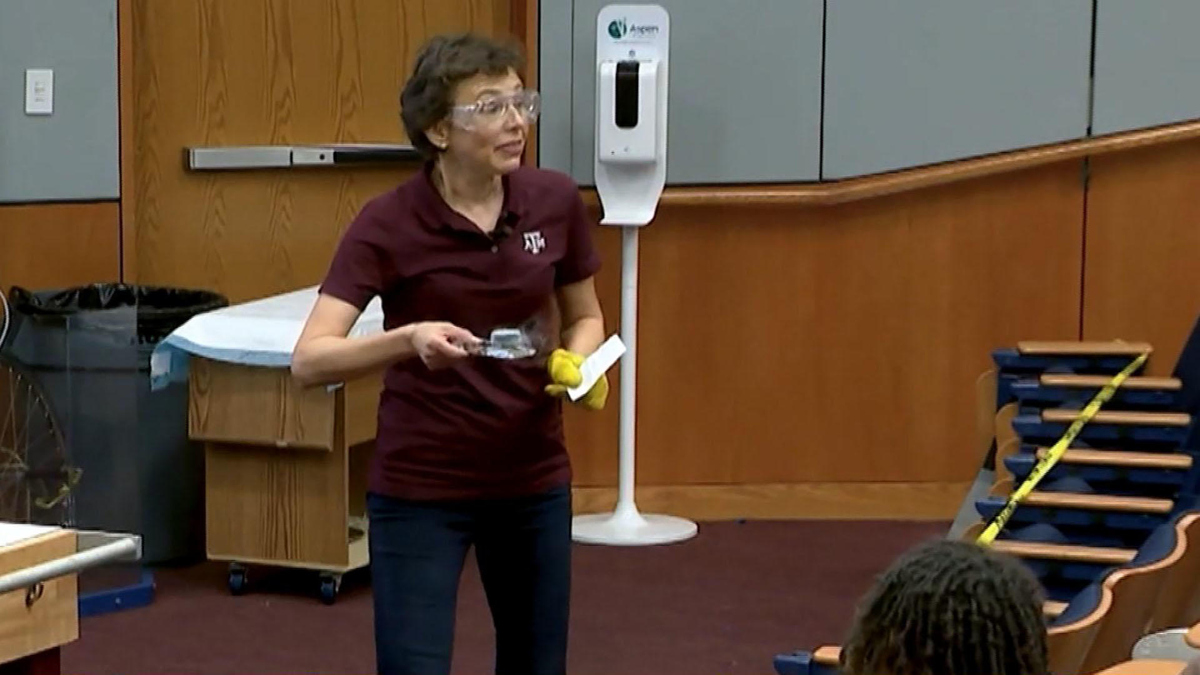 Watch Cbs Evening News Texas Physics Professor Drawing Big Crowds