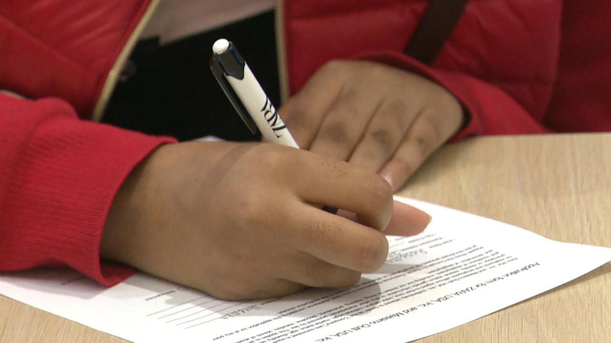 Watch CBS Evening News Seasonal job listings down - Paramount+