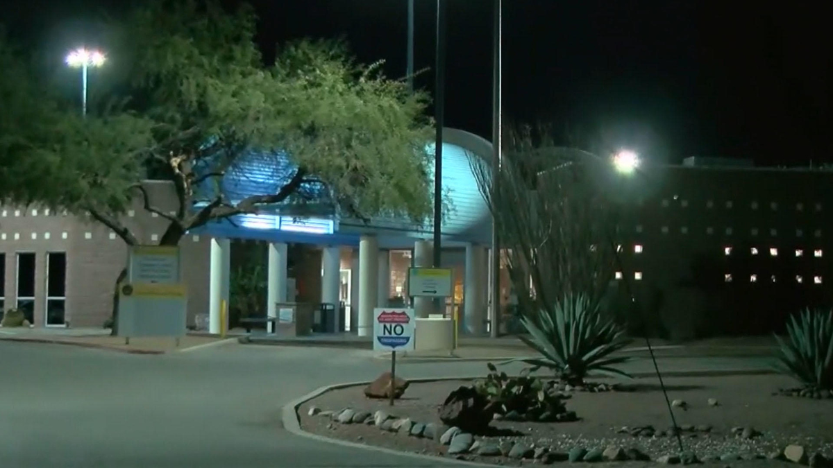 Watch CBS Evening News: Derek Chauvin stabbed in Arizona prison - Full ...