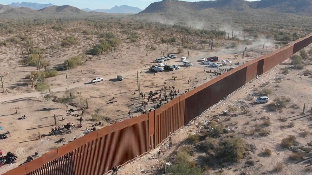 Watch CBS Evening News: Border crossing closes after influx of migrants ...