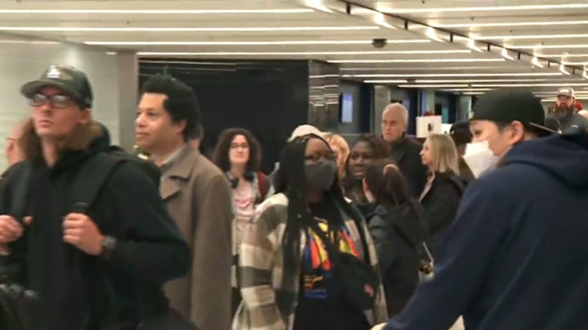 Watch CBS Evening News: Airports seeing smooth holiday travel season so ...