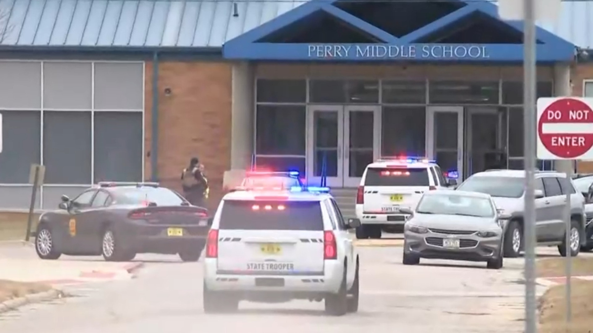 Watch CBS News: Police: Multiple victims shot at Iowa school - Full ...