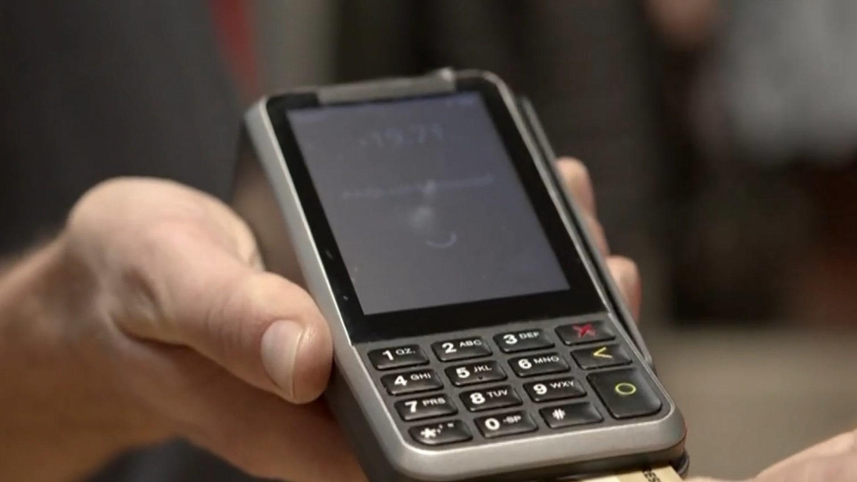 Watch CBS Evening News: Judge halts plan to cap credit card late fees ...