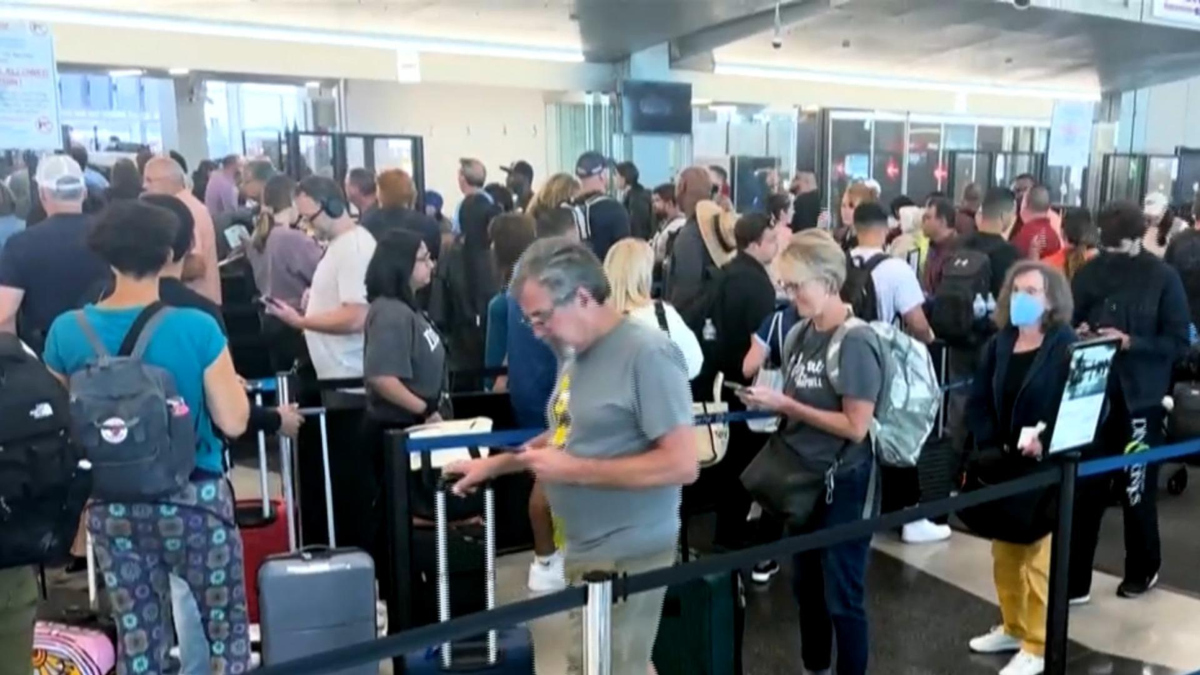 Watch CBS Evening News: TSA sets single-day record for travelers screened - Full show on CBS