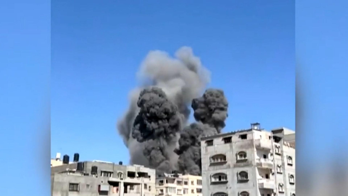 Watch CBS Evening News: Israeli military widens bombing campaign - Full ...