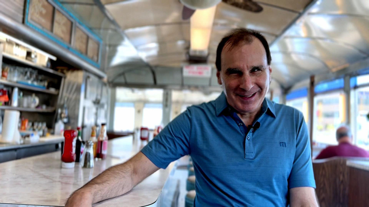 Watch CBS Saturday Morning: Blind diner owner serves up comfort, comedy ...