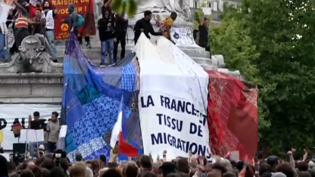 Watch CBS Evening News Season Episode : France's far-right suffers ...