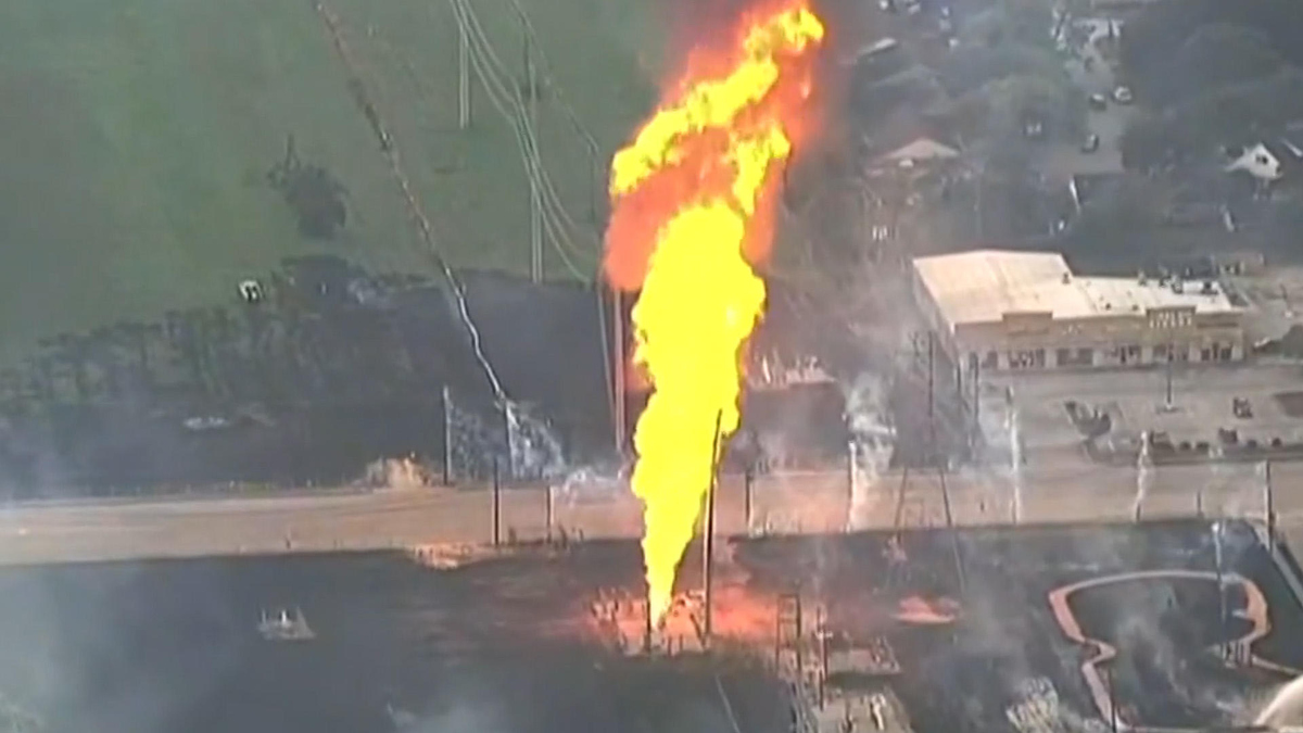 Watch CBS Evening News: Texas natural gas pipeline explodes into flames ...