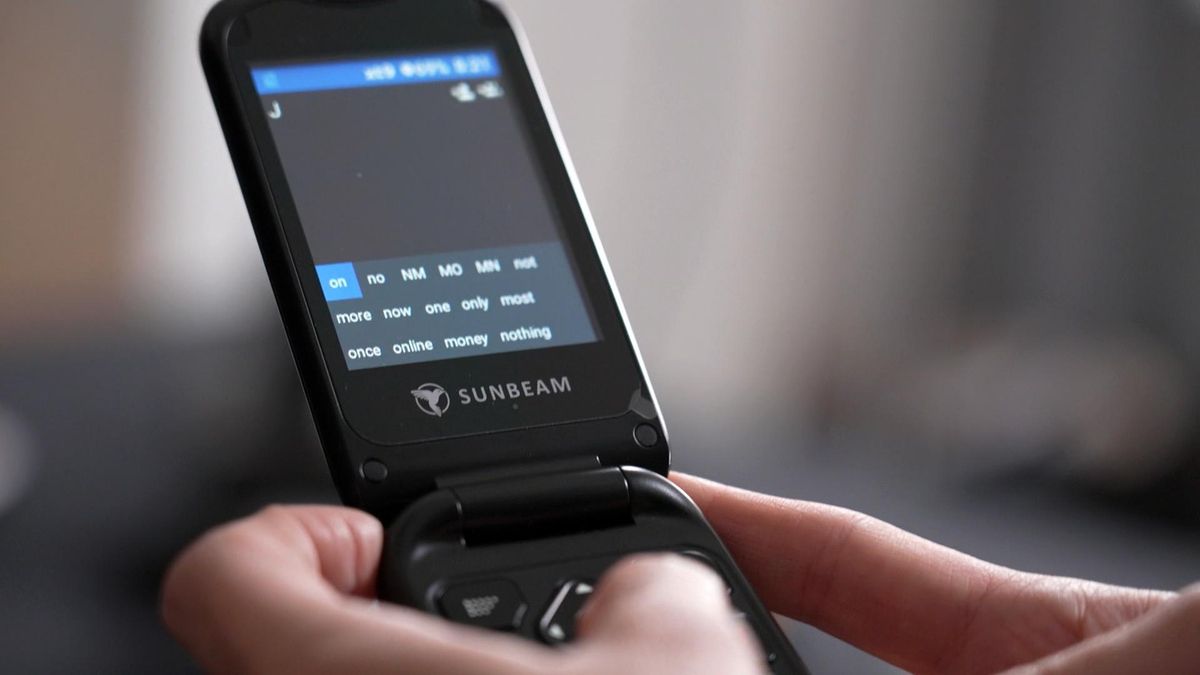 Watch CBS Mornings Why flip phones are making a comeback - Paramount+