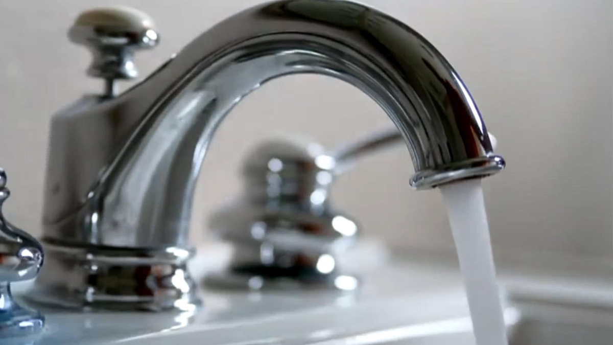 Watch CBS Evening News: Fluoridated water debate back in the spotlight ...