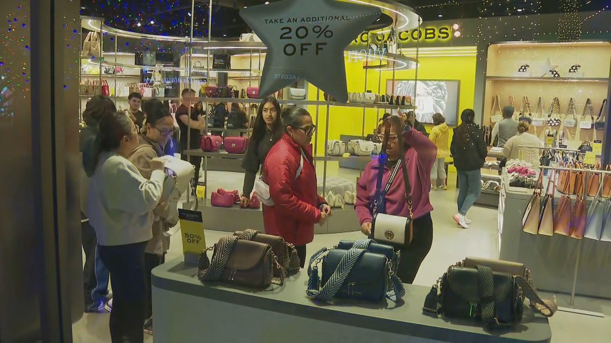 Watch CBS Evening News: Holiday shopping and shipping are in full swing ...