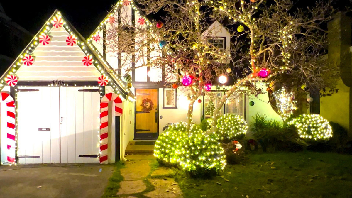 Watch CBS Evening News: A look at California's "Christmas Tree Lane ...