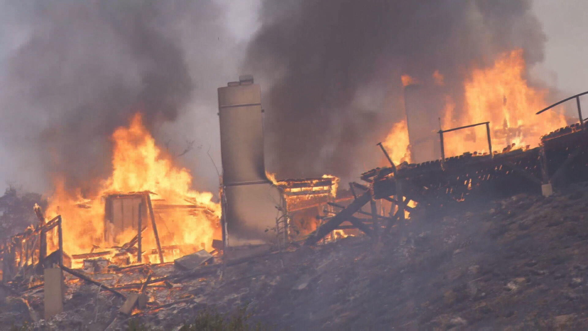 Watch CBS Evening News: Growing Palisades Fire prompts new evacuations ...