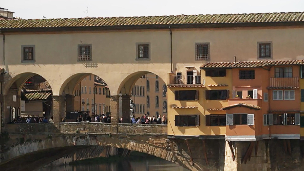 inside ponte vecchio bridge