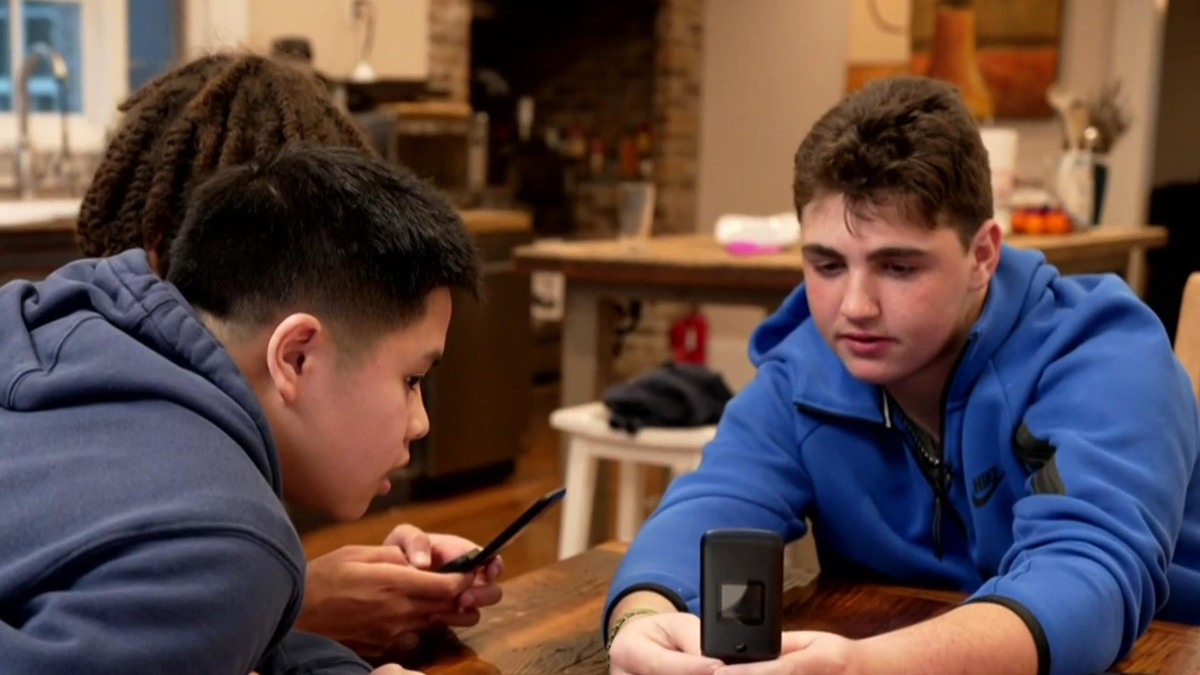 Watch CBS Evening News: 4 teens swap smartphones for flip phones - Full ...