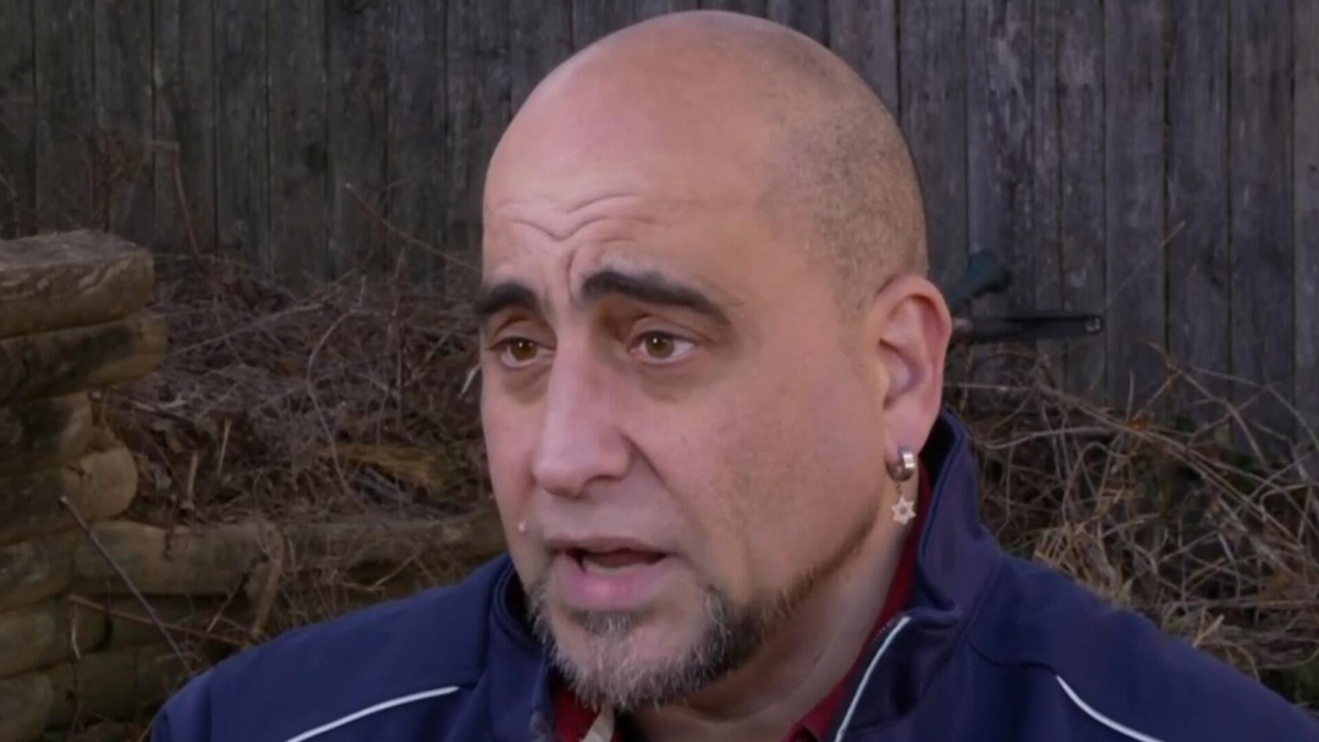 Watch CBS Evening News: Federal worker condemns Musk's email ultimatum ...