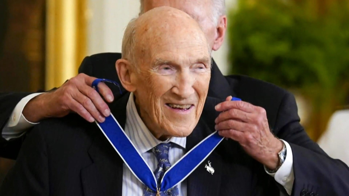 Watch CBS Evening News: Alan Simpson, former Wyoming senator, dies at ...