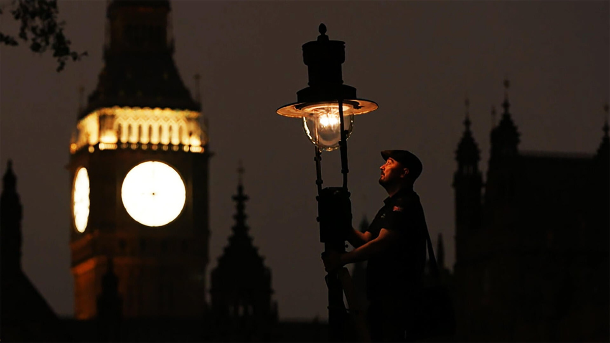 Watch Sunday Morning: The enduring glow of London's historic gas lamps ...
