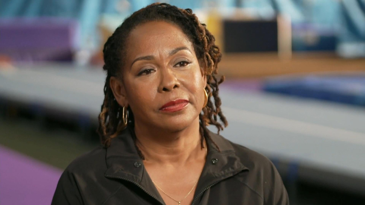 Watch CBS Evening News: New York woman introduces thousands to ...