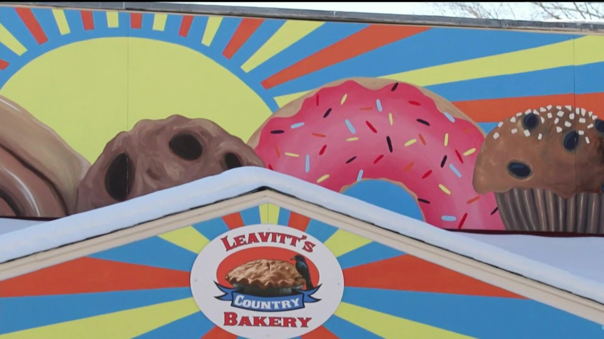 Watch CBS Evening News: Bakery beats town in donut mural free speech ...