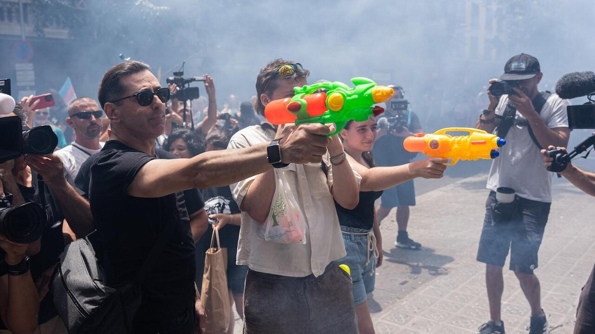 Watch CBS Evening News: Some Spanish residents protest booming tourism ...